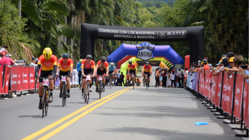 Ríos de colores inundaron las carreteras del Quindío con el Giro de Rigo